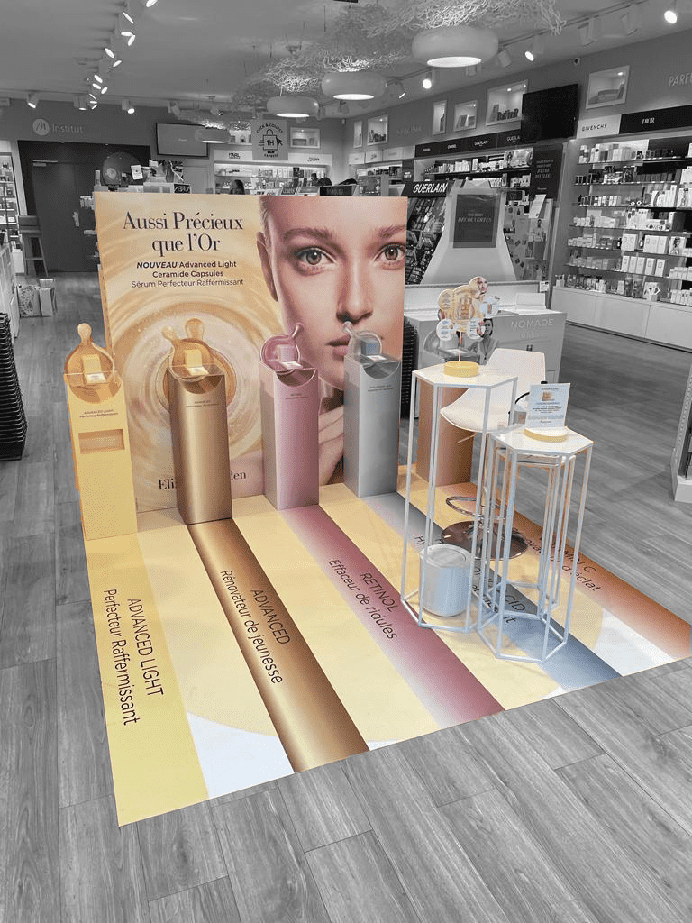 Présentoir avec podium Elizabeth Arden – Marionnaud