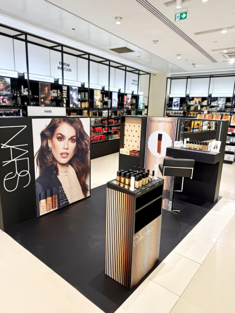 Podium NARS Sephora Rivoli | Fabricant PLV cosmétique – Mayence